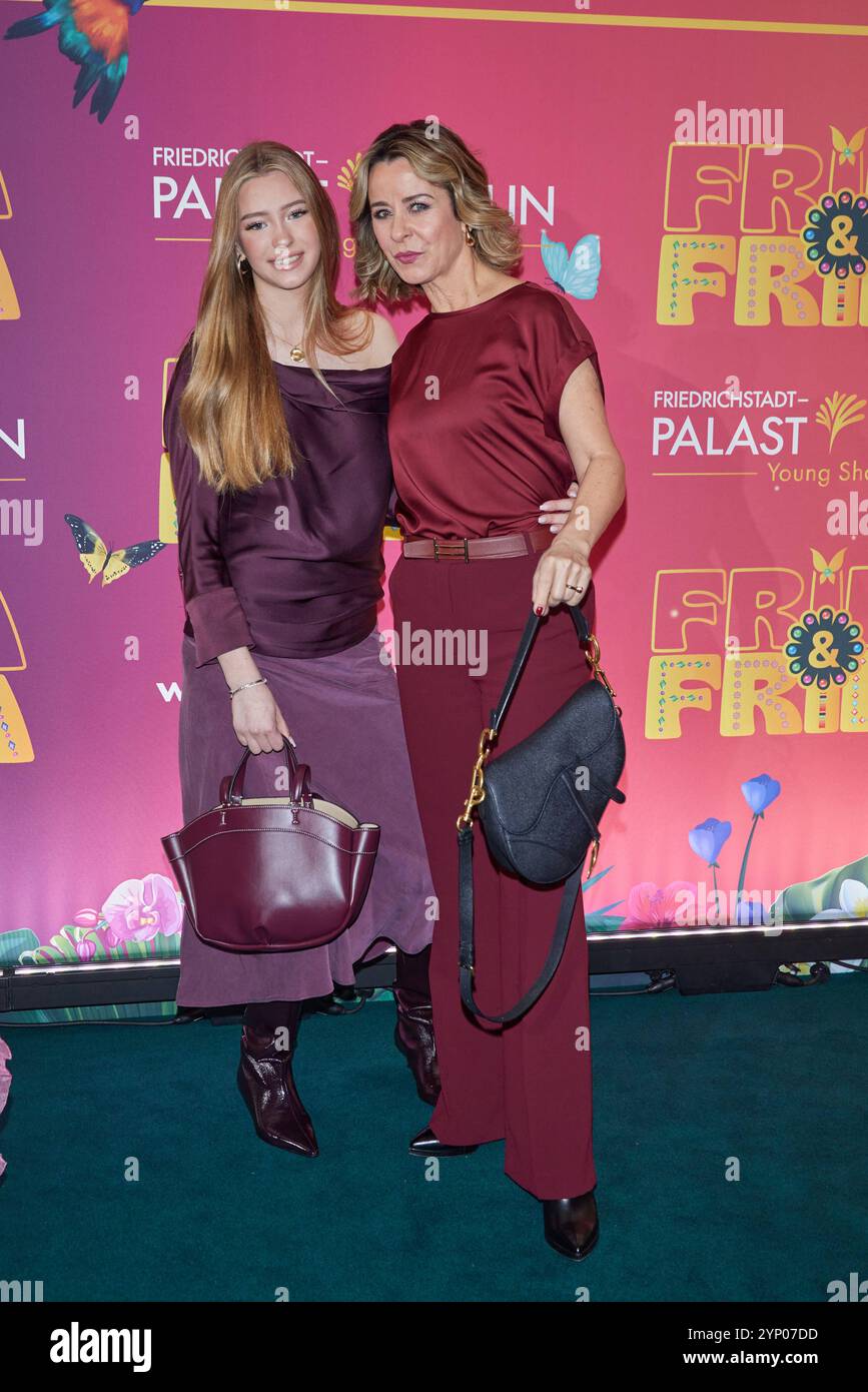 Carla Cramer mit Mutter Bettina Cramer - Premiere der Young Show Frida ...