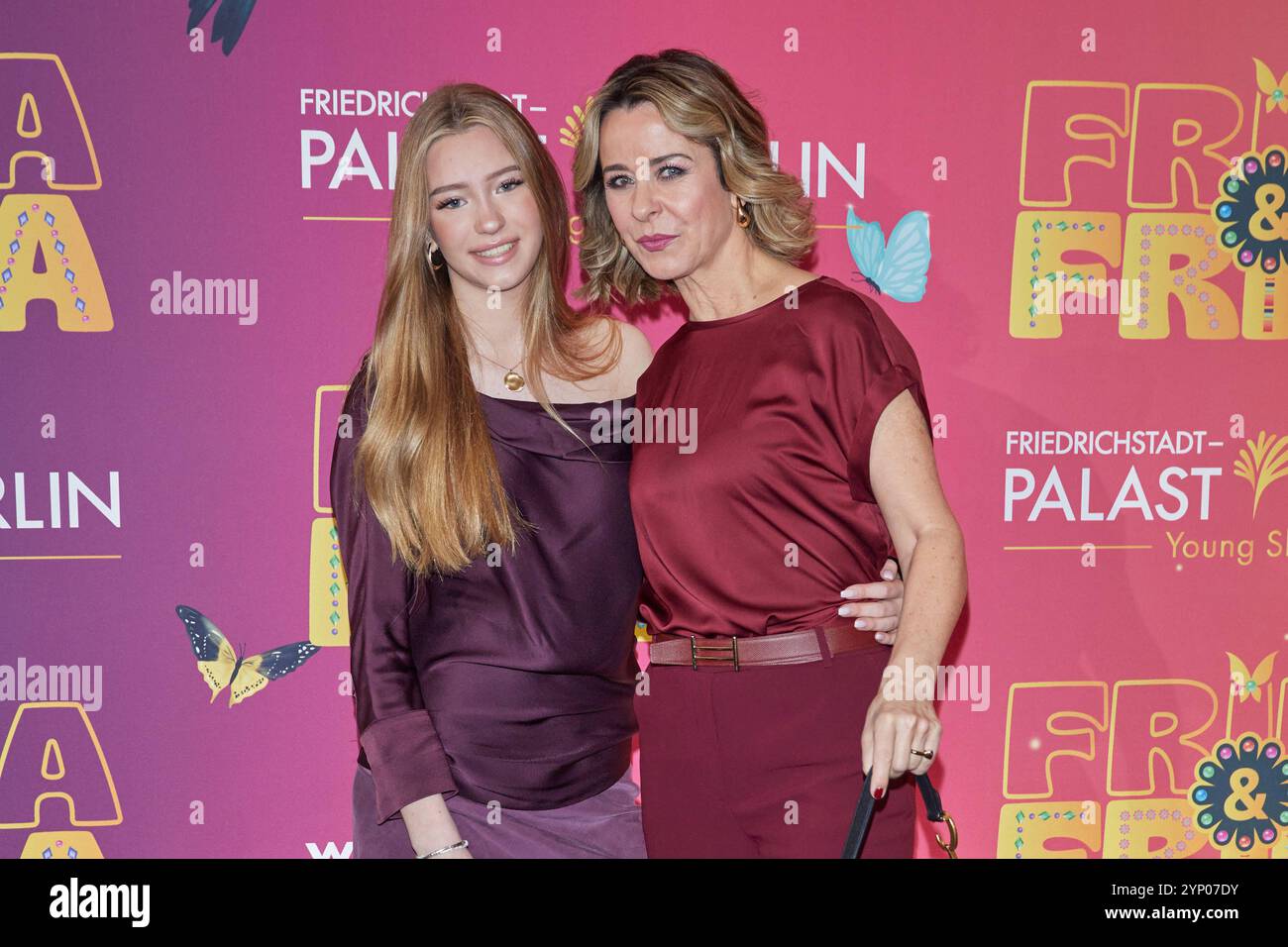 Carla Cramer mit Mutter Bettina Cramer - Premiere der Young Show Frida ...