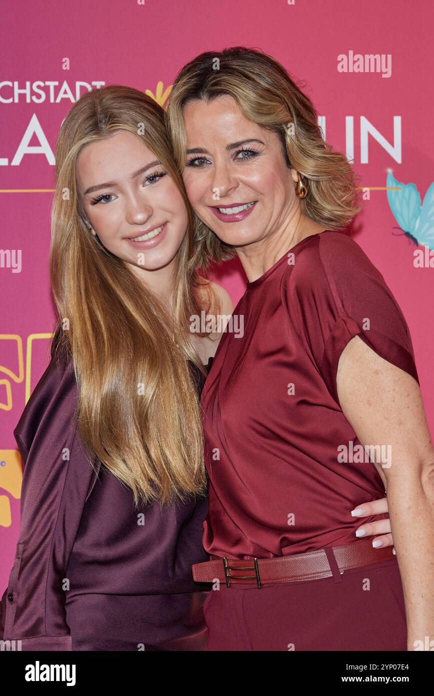 Carla Cramer mit Mutter Bettina Cramer - Premiere der Young Show Frida ...