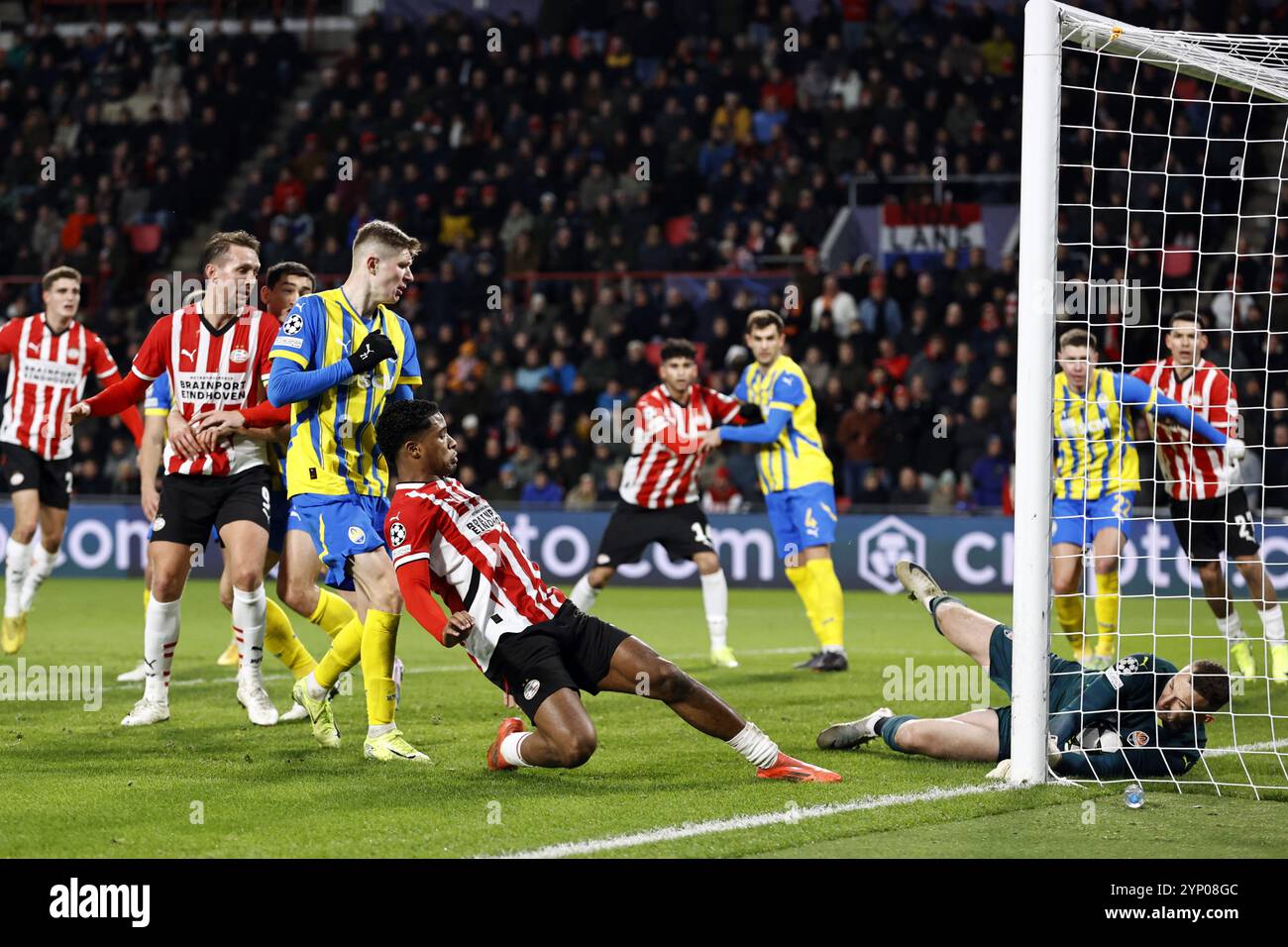 EINDHOVEN - (l-r) Ryan Flamingo of PSV Eindhoven, FK Shakhtar Donetsk goalkeeper Dmytro Riznyk ...