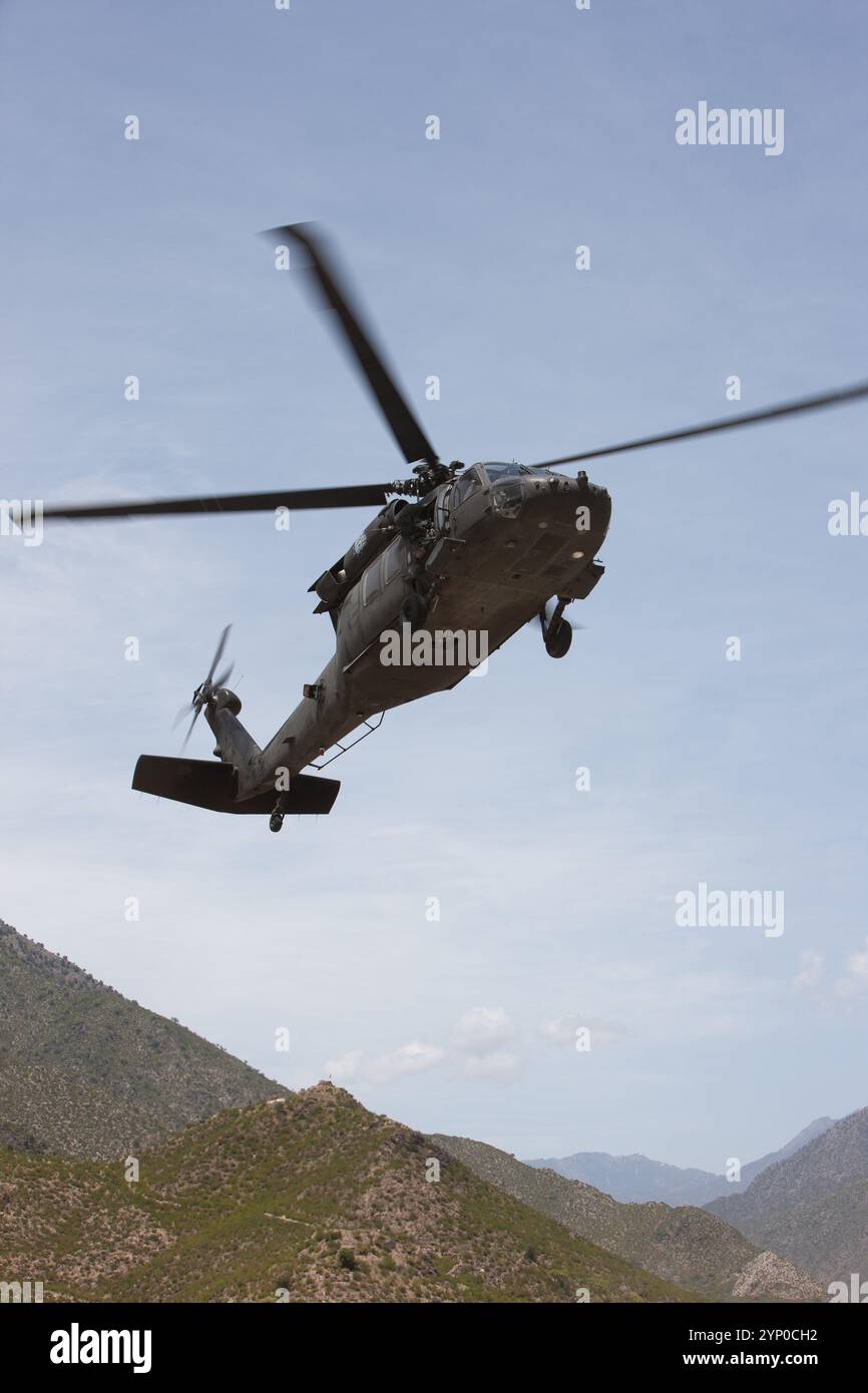 A U.S. Army Sikorsky UH-60 Black Hawk helicopter landing at Forward ...