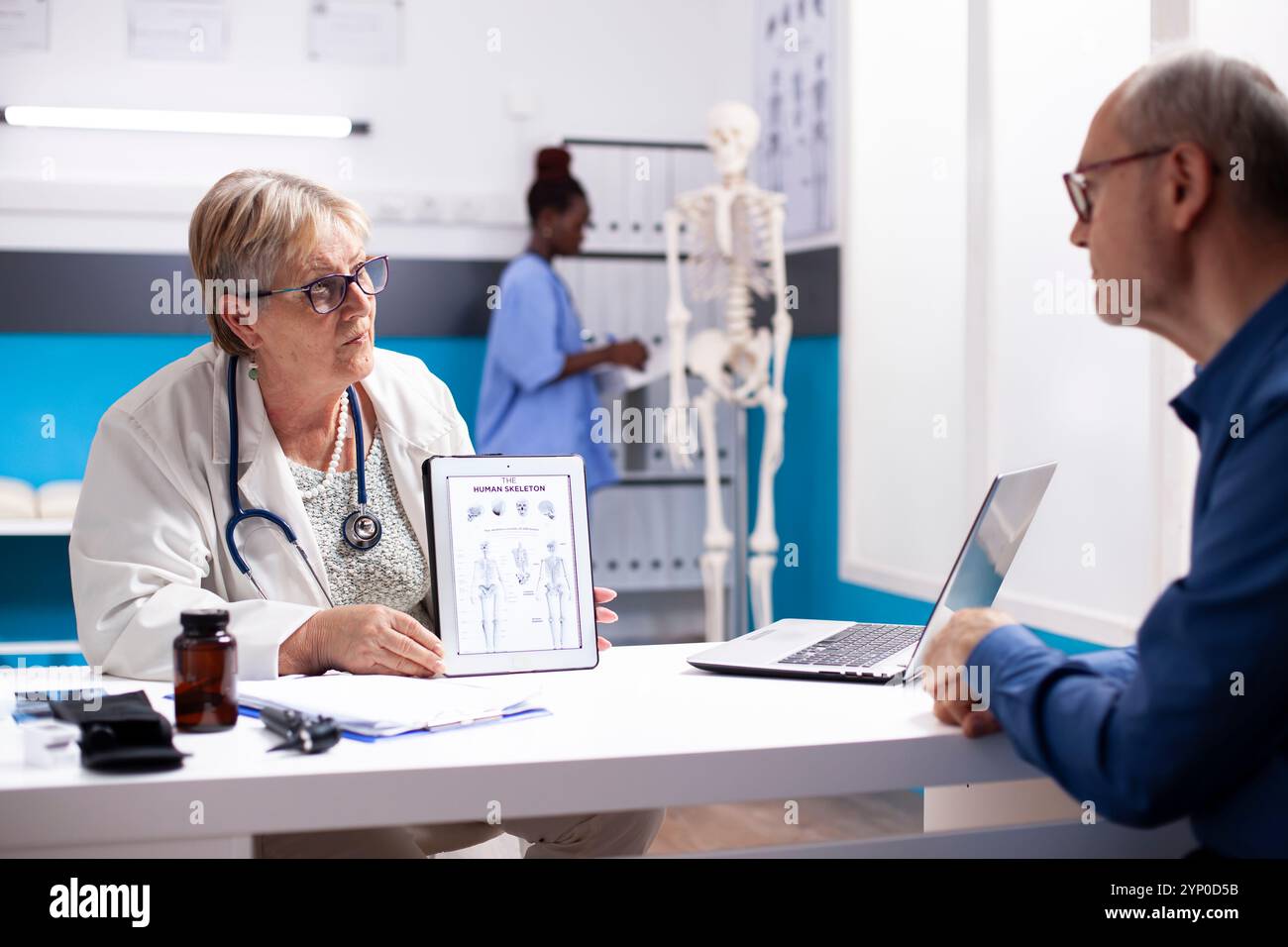 Medical staff consults old man hi-res stock photography and images - Alamy