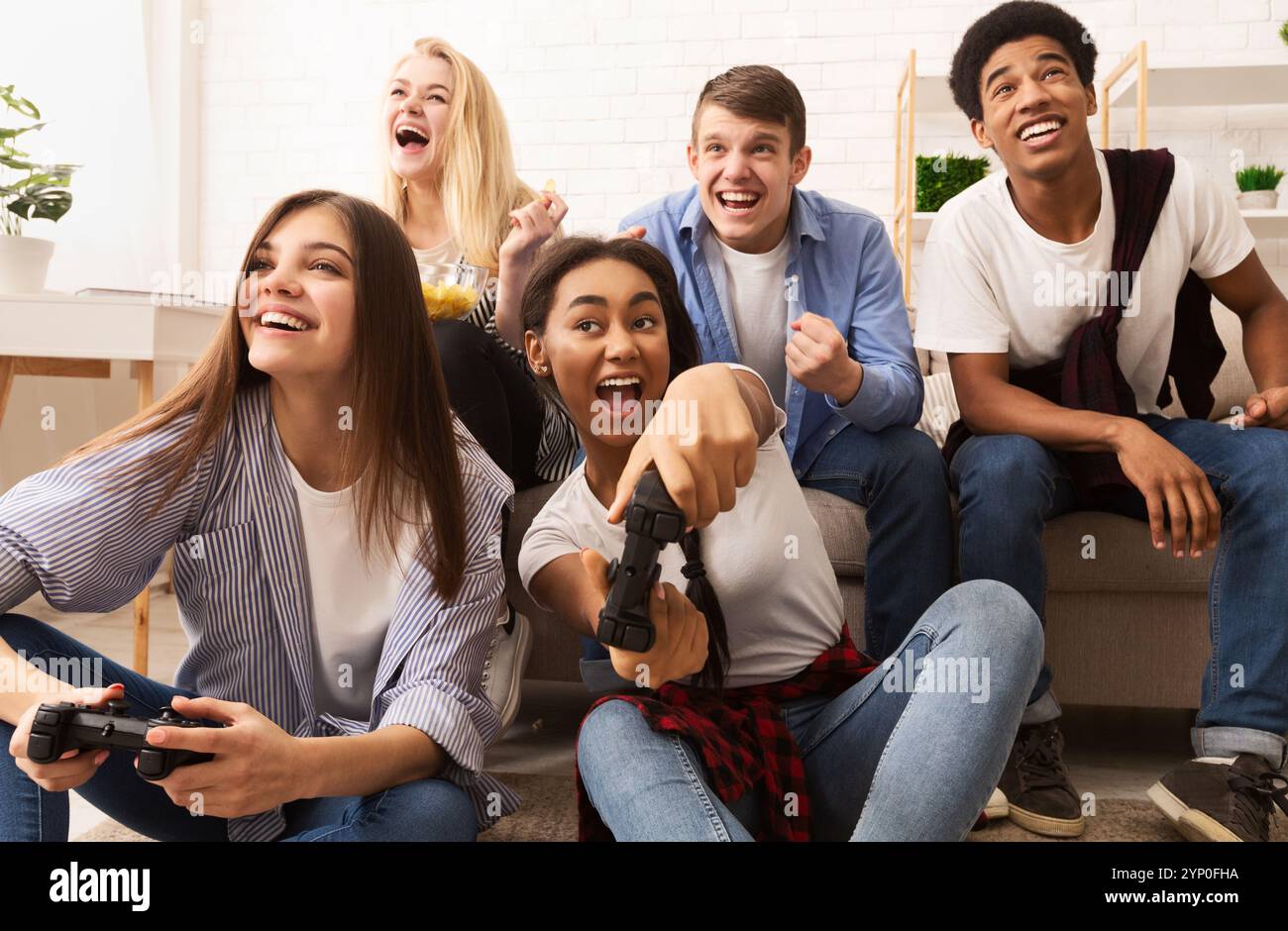 Group teenagers playing video game hi-res stock photography and images ...