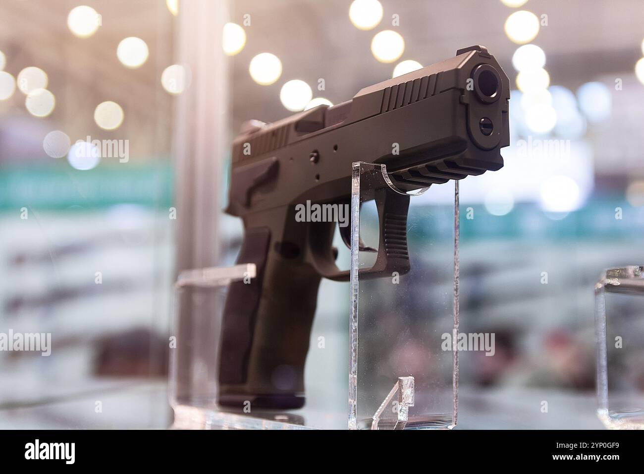 Gun on a show-window of shop. Weapon Stock Photo - Alamy