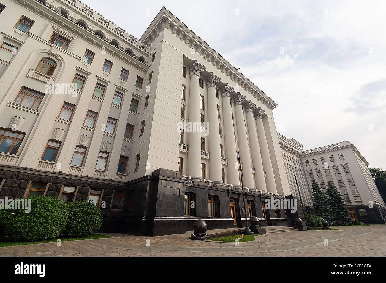 Government building in center kiev hi-res stock photography and images ...