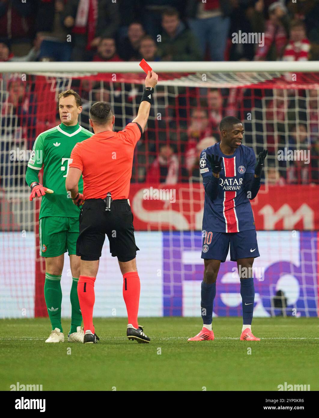 referee Istvan Kovacs shows red card to Ousmane Dembele, PSG 10 (red ...