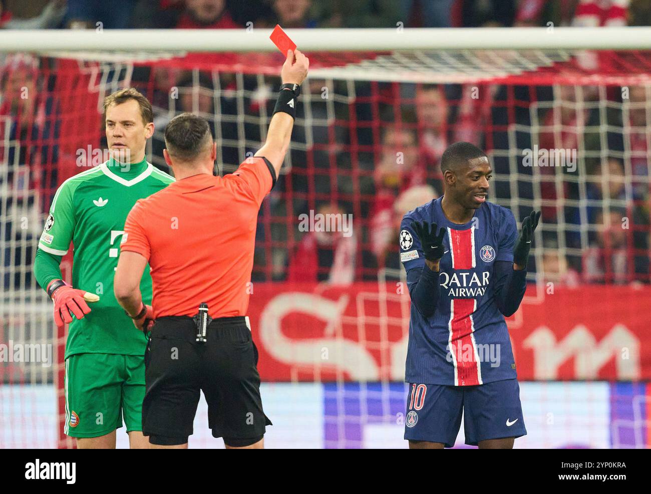 referee Istvan Kovacs shows red card to Ousmane Dembele, PSG 10 (red ...