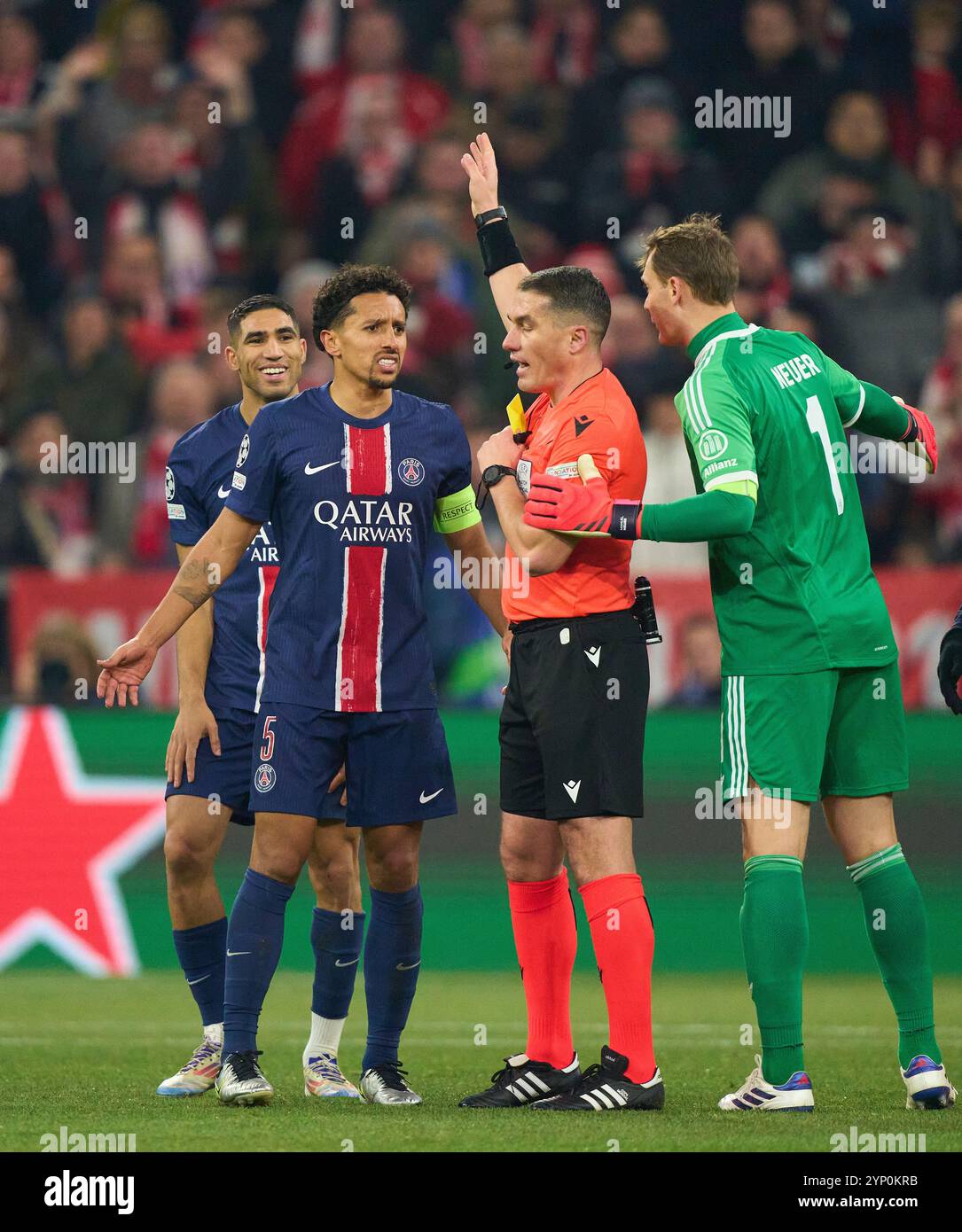 Verwarnung shows the yellow card to zeigt die rote karte hi-res stock ...