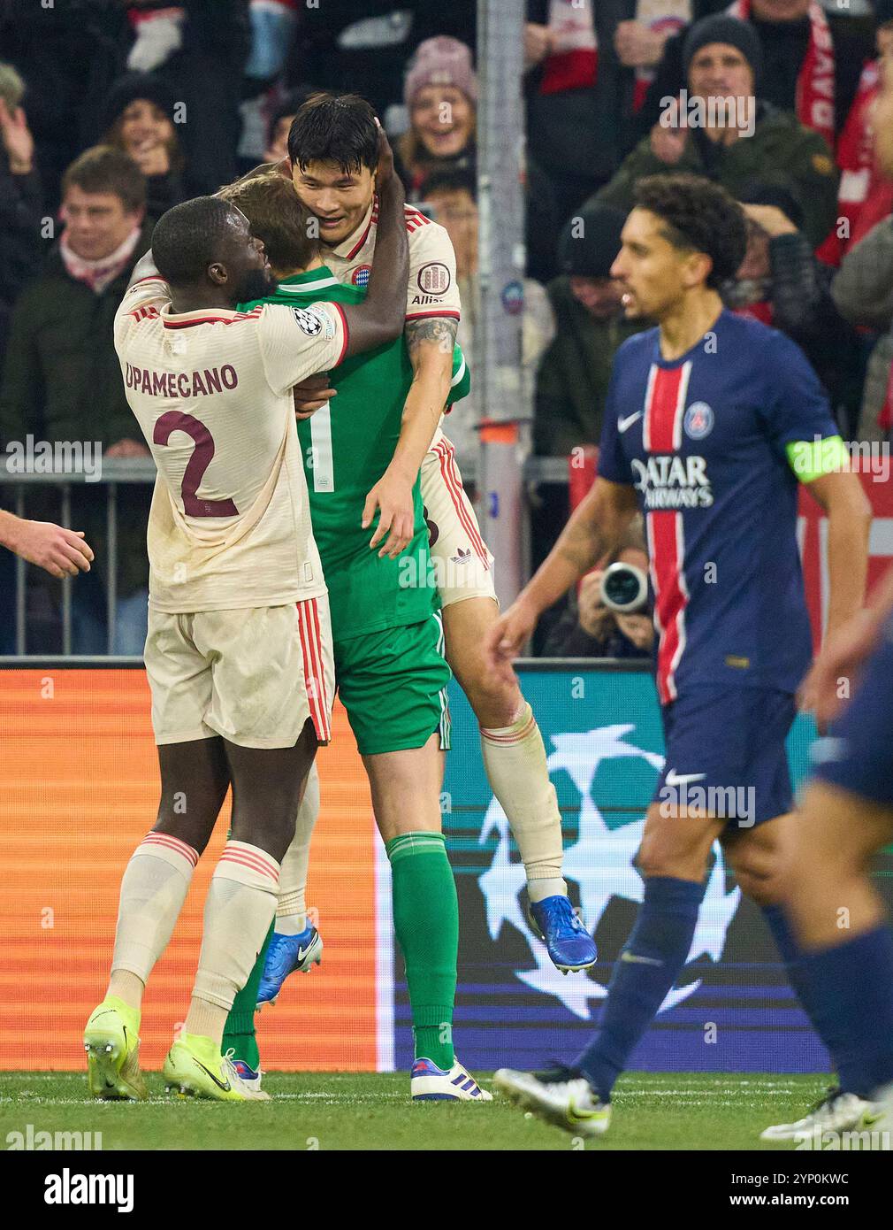 Manuel NEUER, goalkeeper FCB 1 MinJae Kim, Min-Jae Kim , FCB 3 Dayot ...