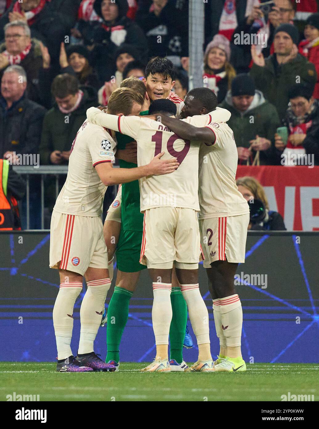 Manuel NEUER, goalkeeper FCB 1 MinJae Kim, Min-Jae Kim , FCB 3 Dayot ...