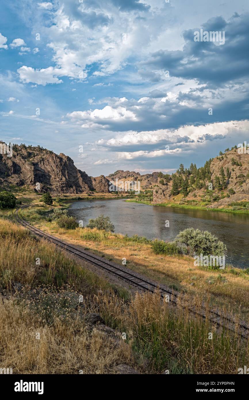 Montana railroad tracks along missouri river hi-res stock photography ...