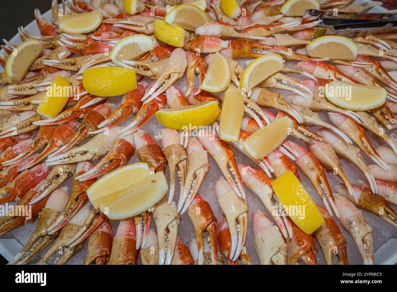 Crab on tray hi-res stock photography and images - Alamy