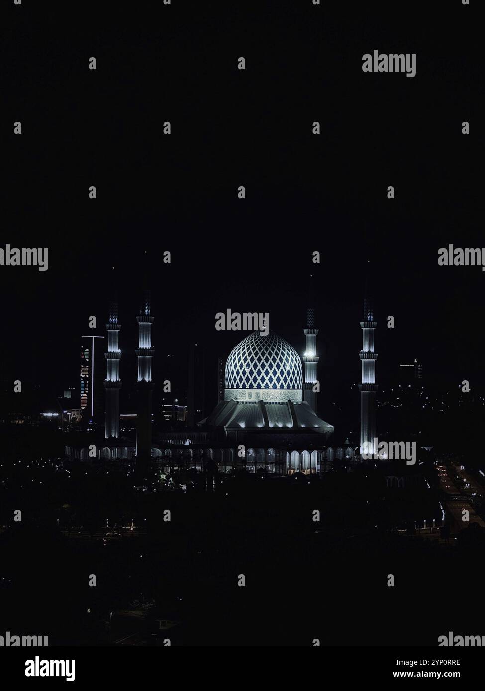 Night view of Masjid Sultan Salahuddin Abdul Aziz Shah, Shah Alam ...
