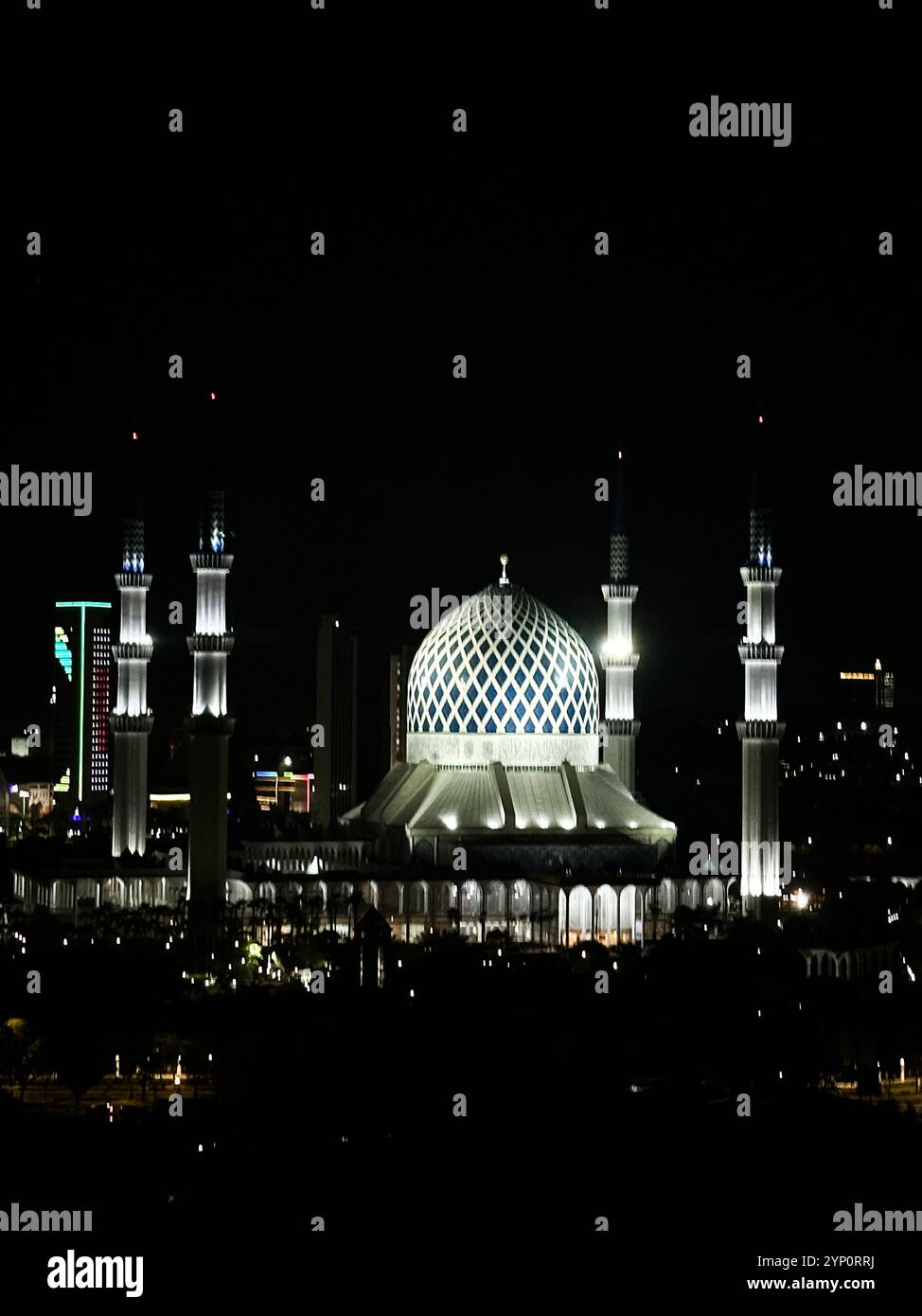 Night view of Masjid Sultan Salahuddin Abdul Aziz Shah, Shah Alam ...