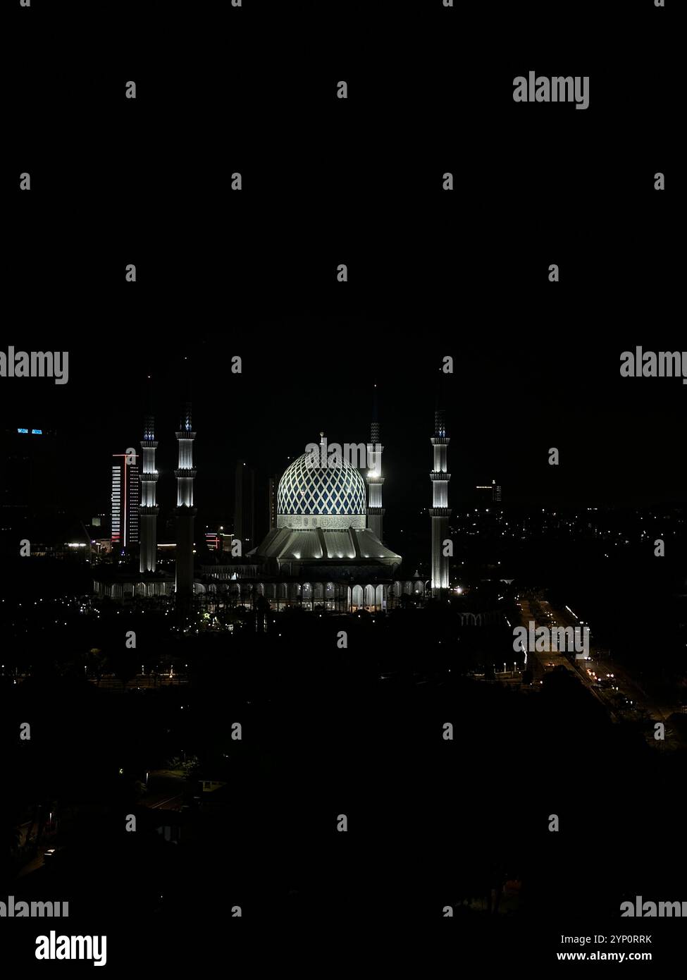 Night view of Masjid Sultan Salahuddin Abdul Aziz Shah, Shah Alam ...