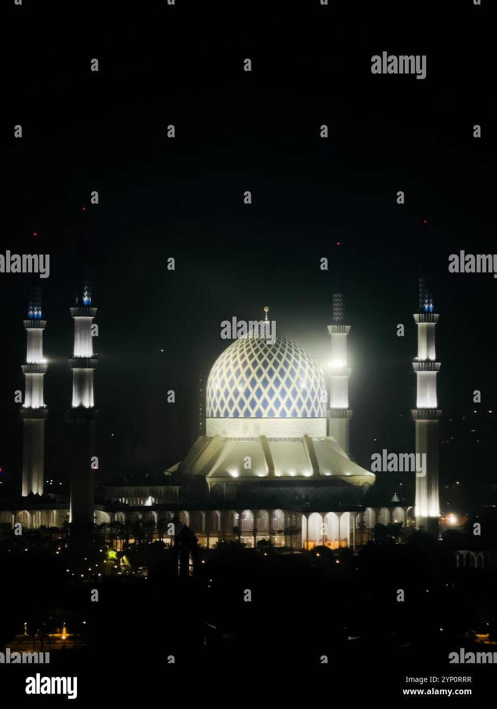 Night view of Masjid Sultan Salahuddin Abdul Aziz Shah, Shah Alam ...