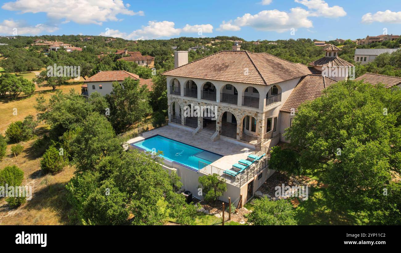 Contemporary home surrounded greenery hi-res stock photography and ...