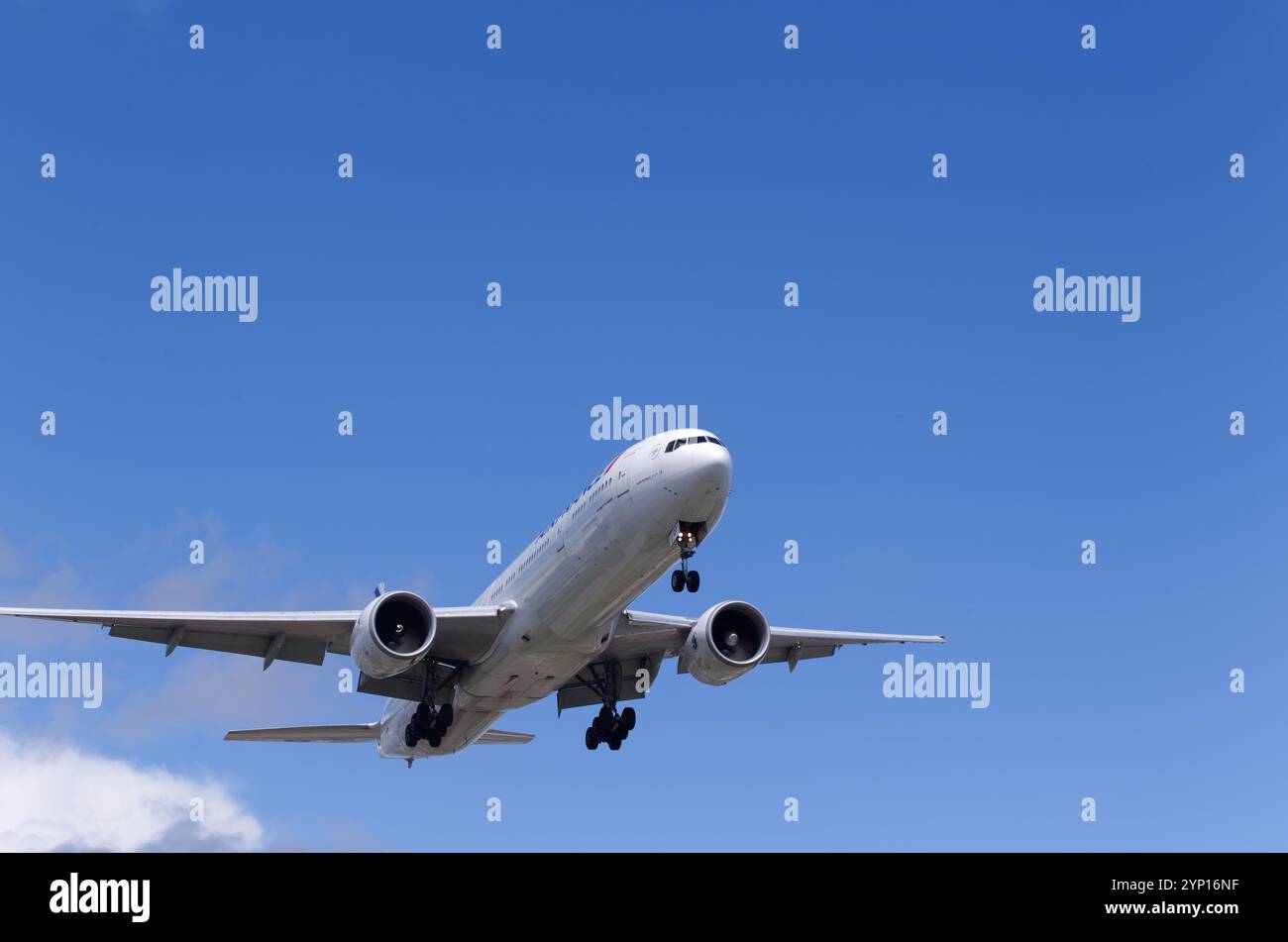 Boeing 777 wide body aircraft hi-res stock photography and images - Alamy