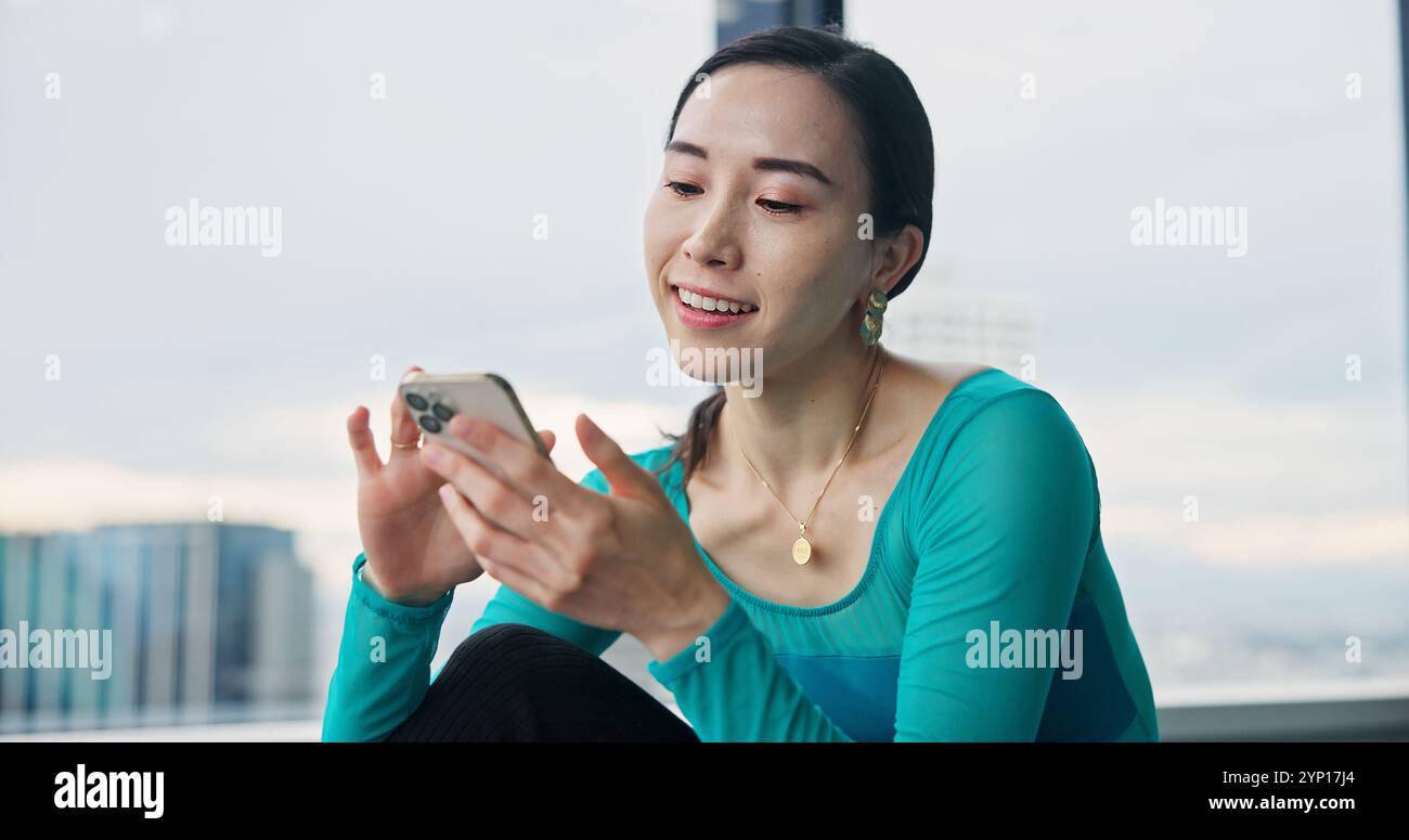 Female ballet dancer smartphone hi-res stock photography and images - Alamy