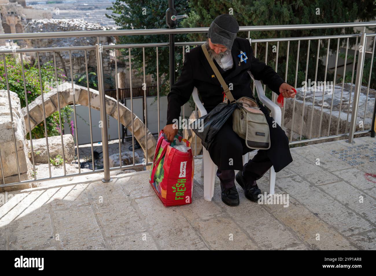 Old man sits praying hi-res stock photography and images - Alamy
