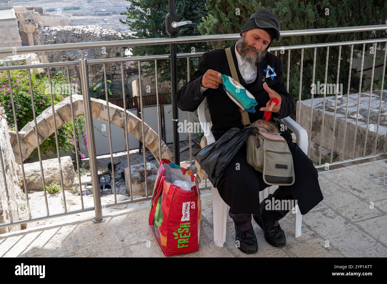 Old man sits praying hi-res stock photography and images - Alamy