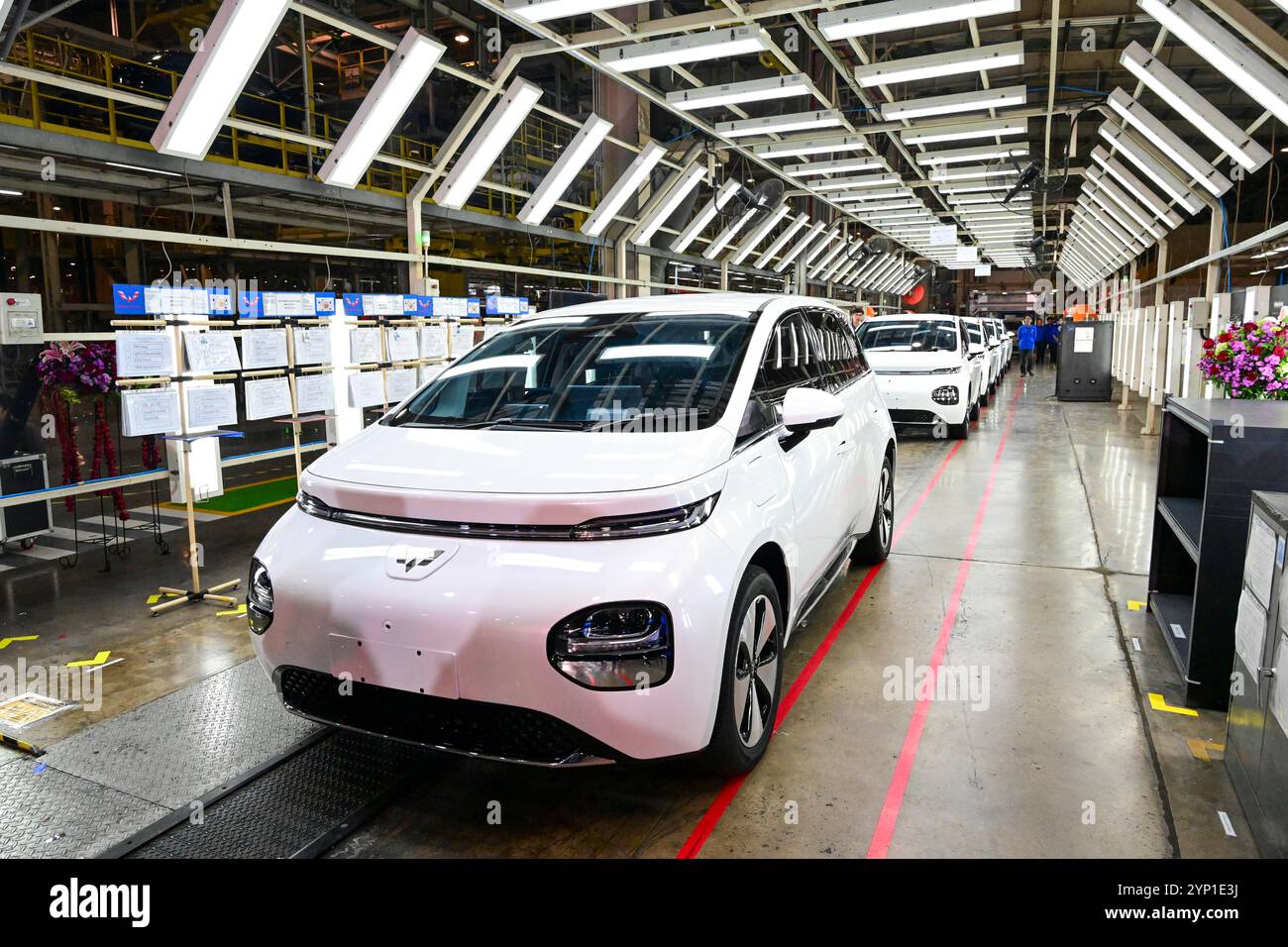 (241128) -- CIKARANG, Nov. 28, 2024 (Xinhua) -- Wuling Cloud EVs are displayed during a ceremony ...