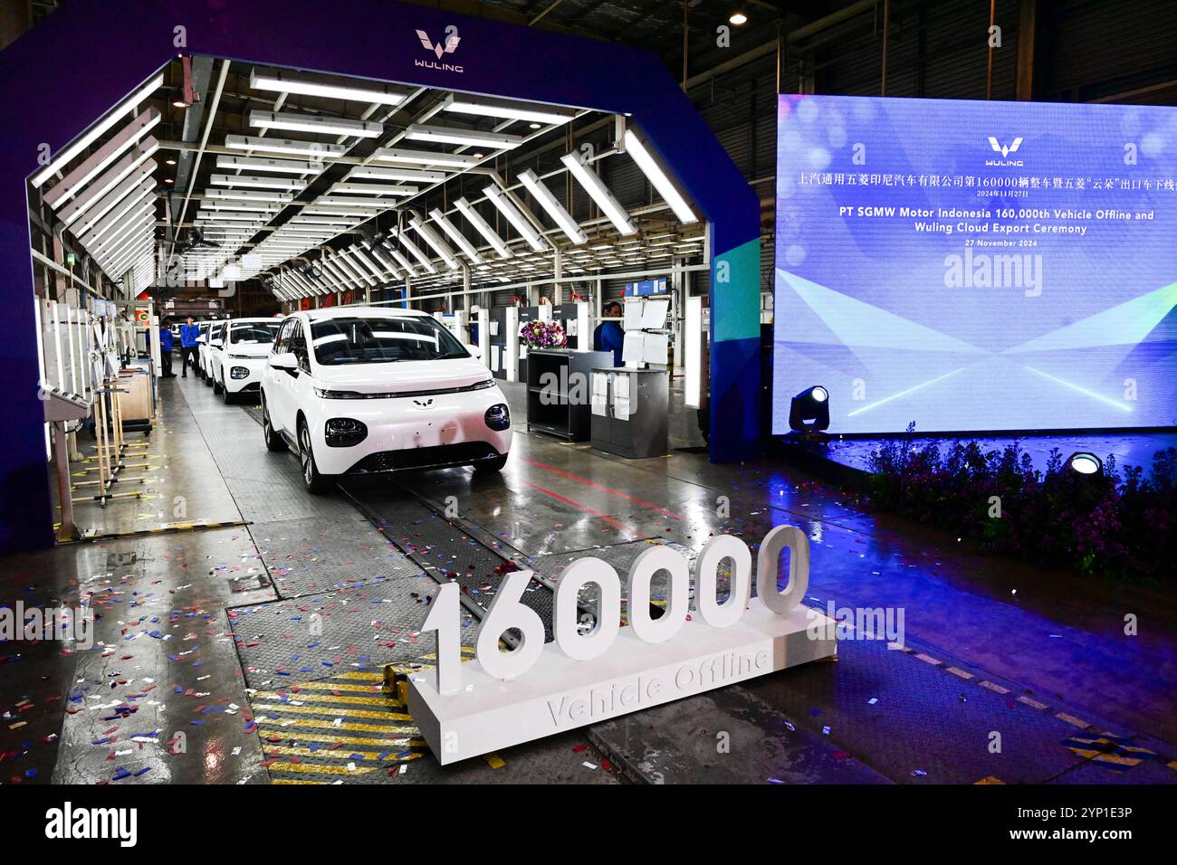 (241128) -- CIKARANG, Nov. 28, 2024 (Xinhua) -- Wuling Cloud EVs are displayed during a ceremony ...