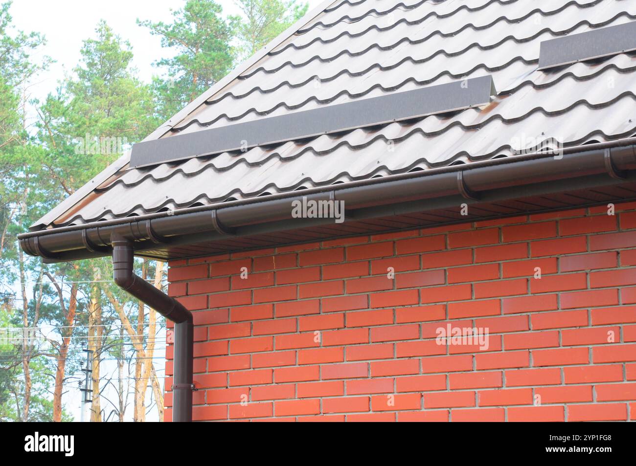 Metal roofing construction with rain gutter system and roof protection ...