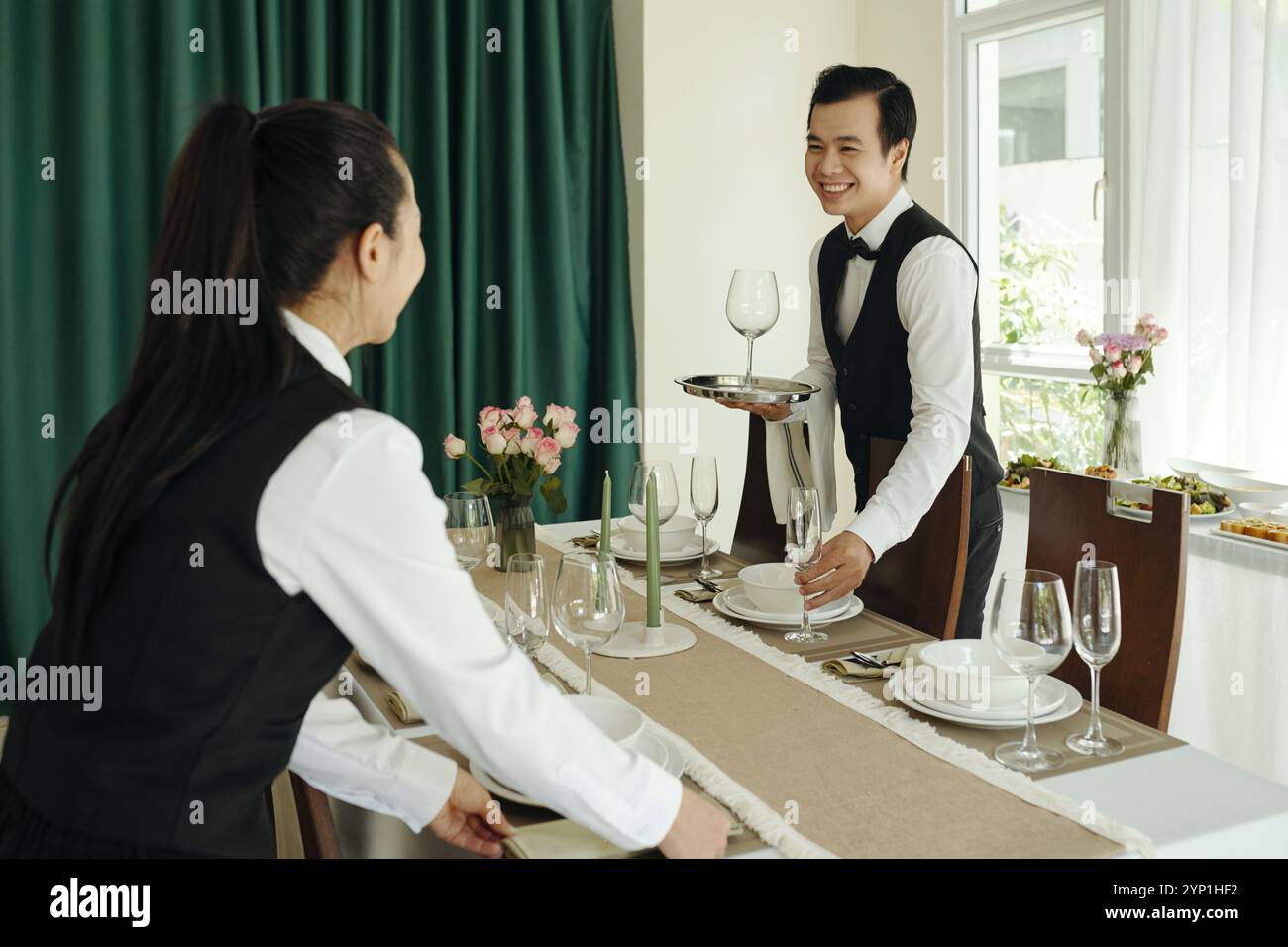 Waiter setting formal dinner table hi-res stock photography and images ...