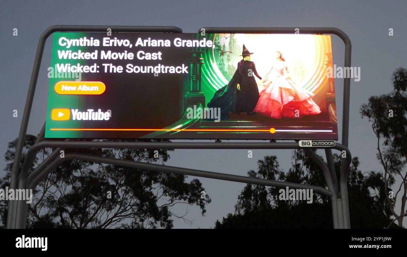 Ariana grande cynthia erivo wicked hi-res stock photography and images ...