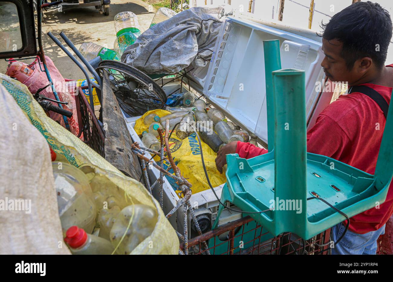 Laguna, Philippines. Nov 28,2024: A Filipino "mangangalakal"(waste ...