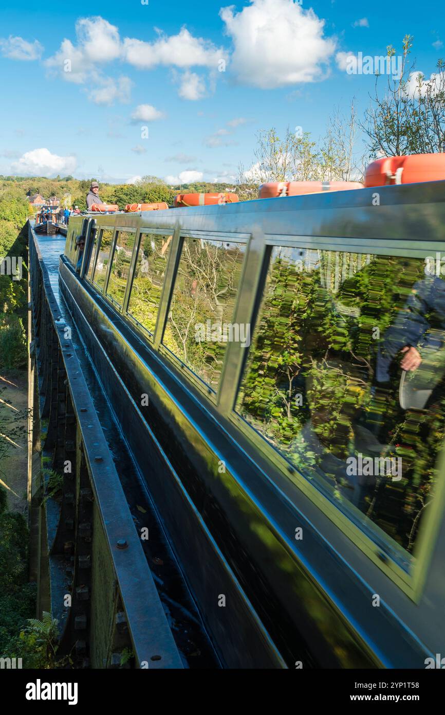 Pontcysyllte Aqueduct carrying the Llangollen canal above the river Dee ...
