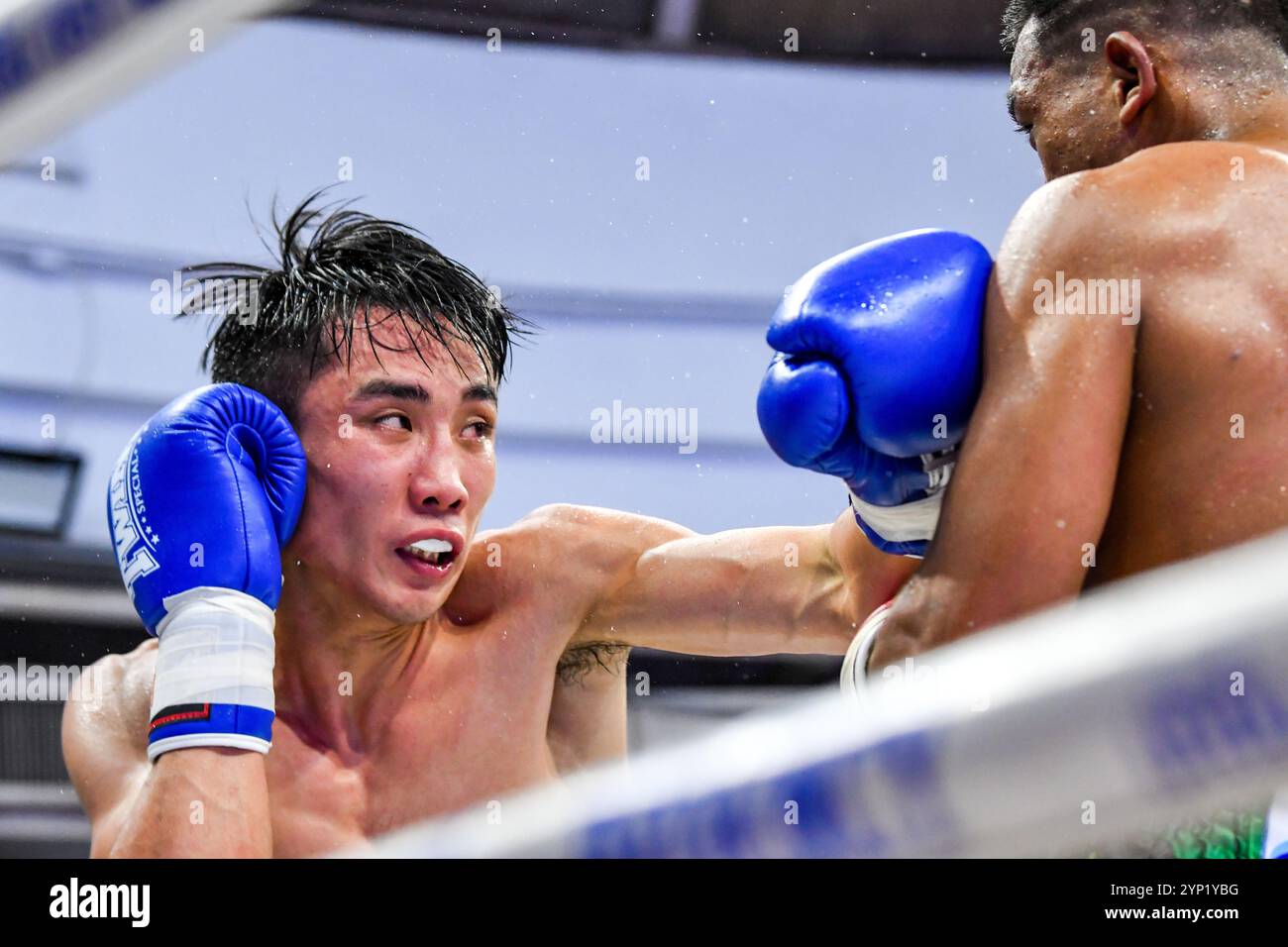 Phongthep Homjui (R) and Yangyang Li (L) seen in action during their WBA Asia 140-pound title at ...