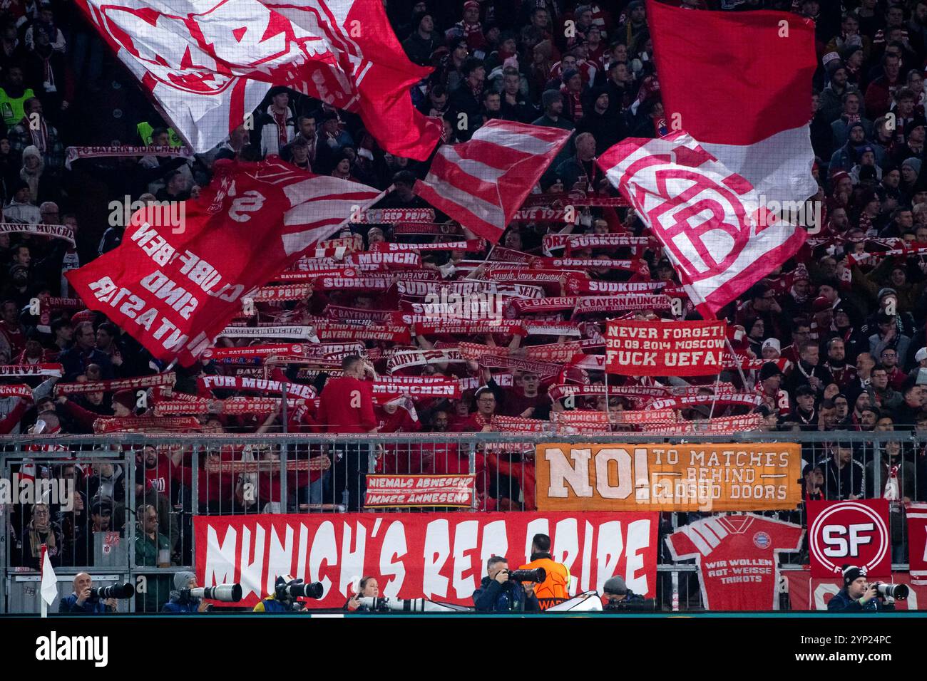 Ultras / Fans Munich Red Pride heben ihre Schals in der Suedkurve ...