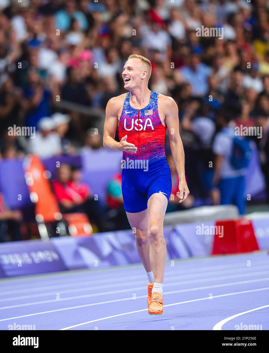 Sam Kendricks celebrating with her country's flag in the at the Paris ...