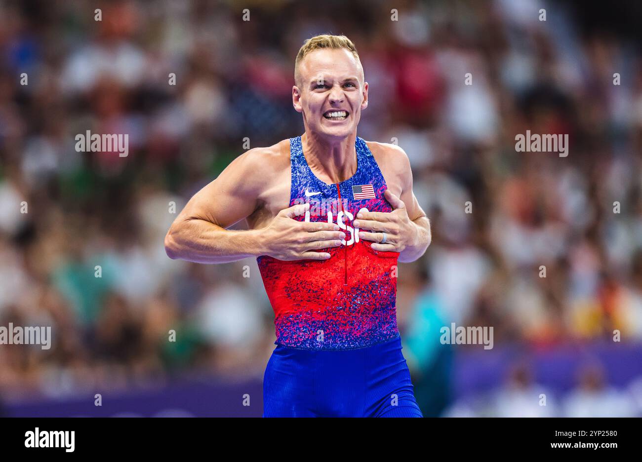 Sam Kendricks celebrating with her country's flag in the at the Paris ...