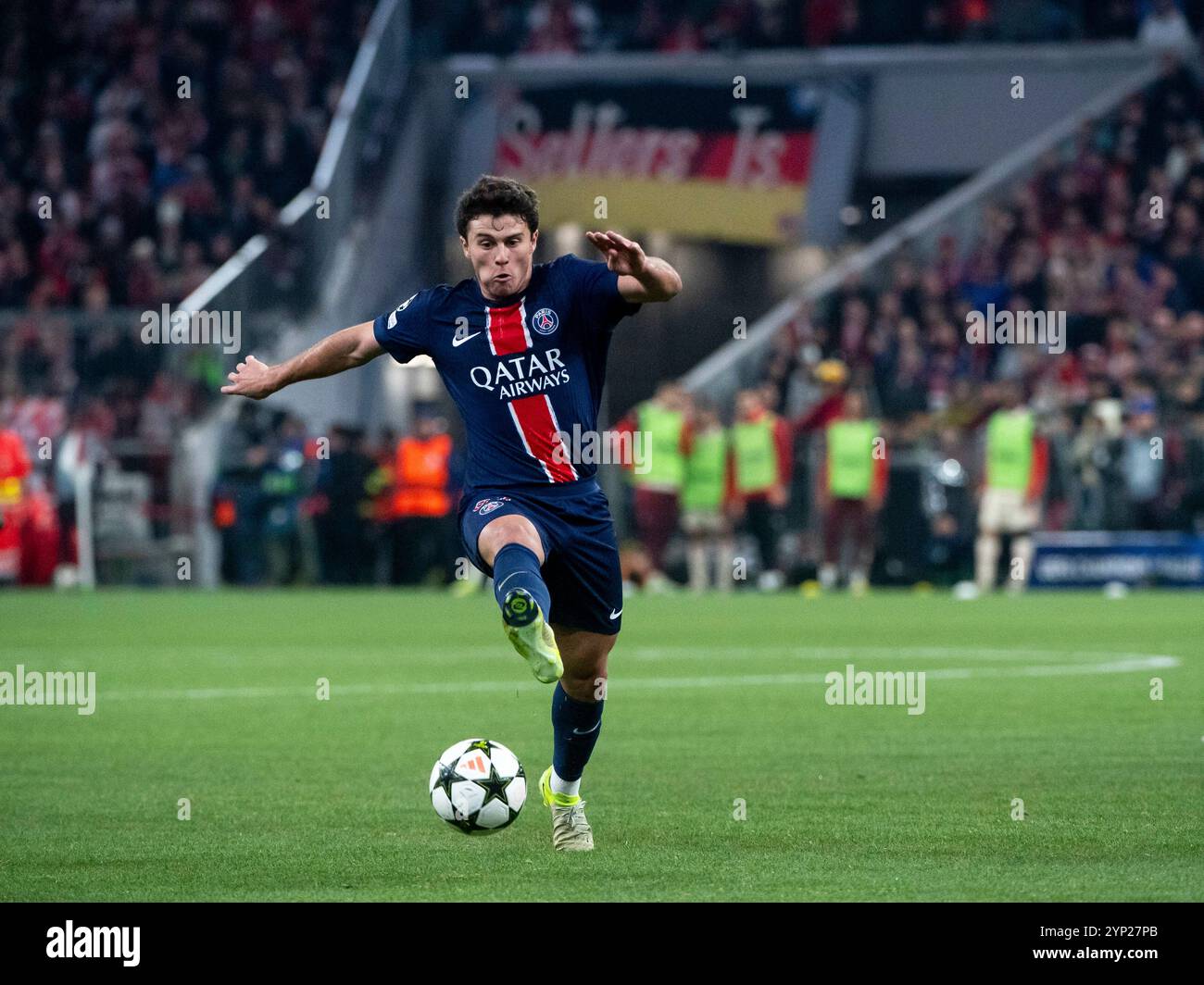 Joao Neves (Paris Saint Germain, #87) am Ball, GER, FC Bayern Muenchen ...