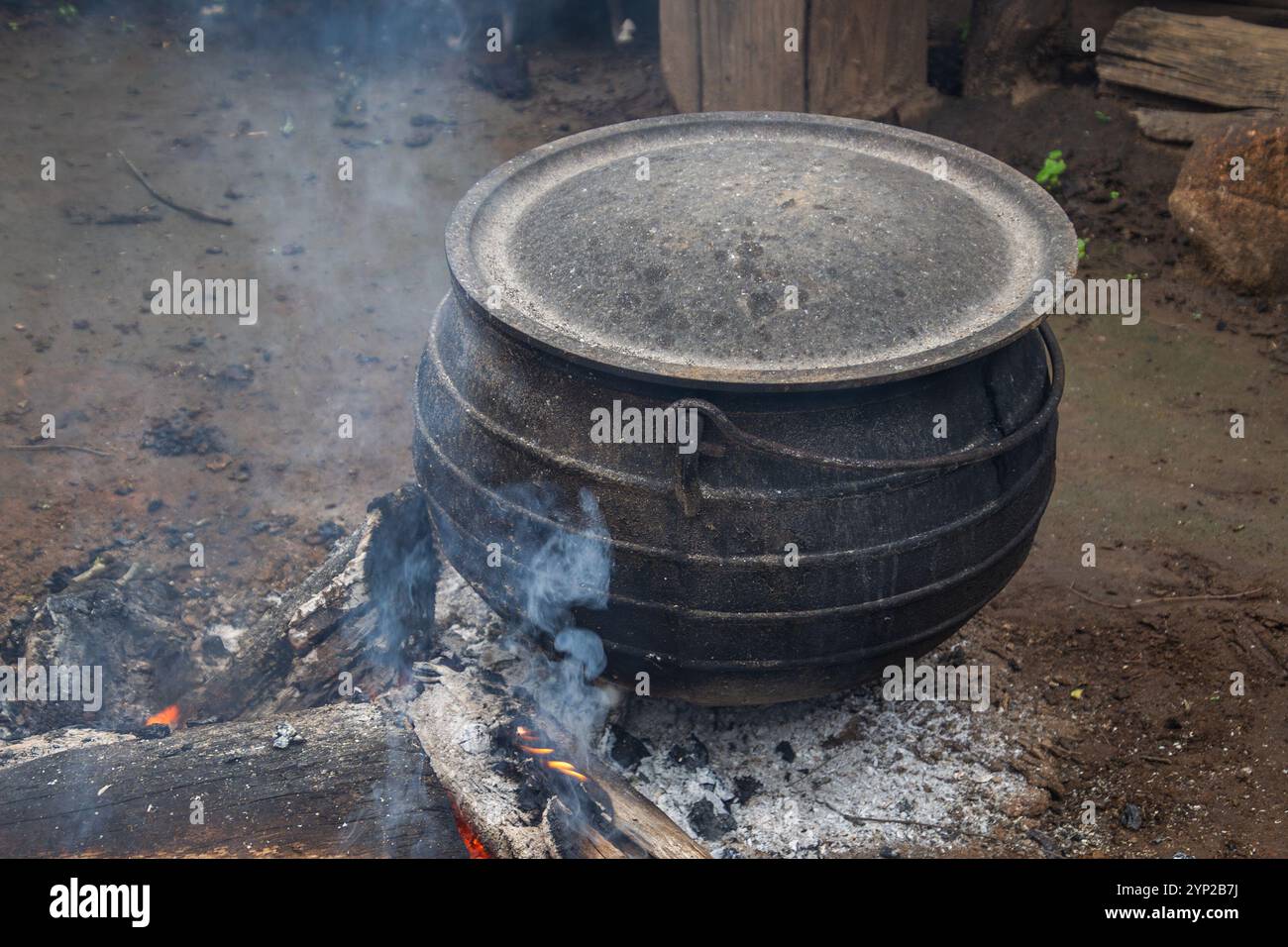 cooking cauldron in an african village Stock Photo - Alamy
