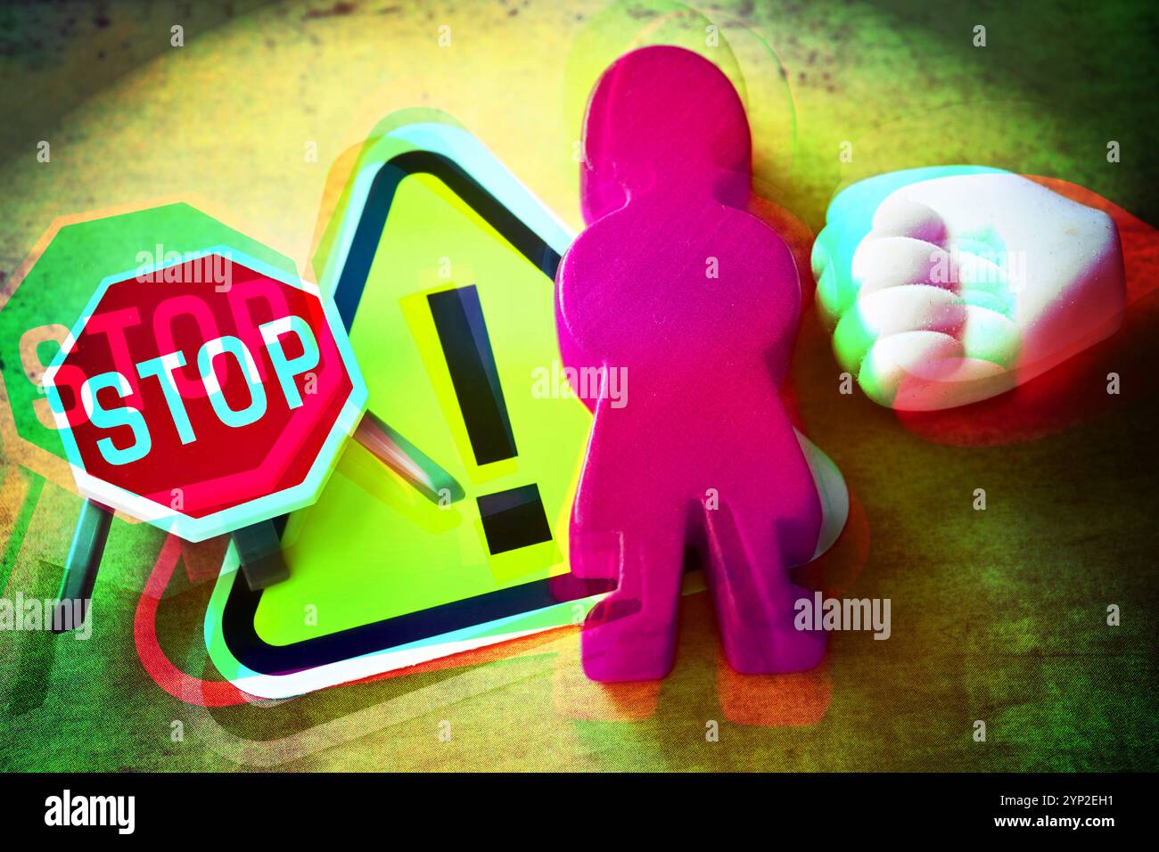 FOTOMONTAGE, Frauenfigur mit Stopschild und Faust, Symbolfoto ...