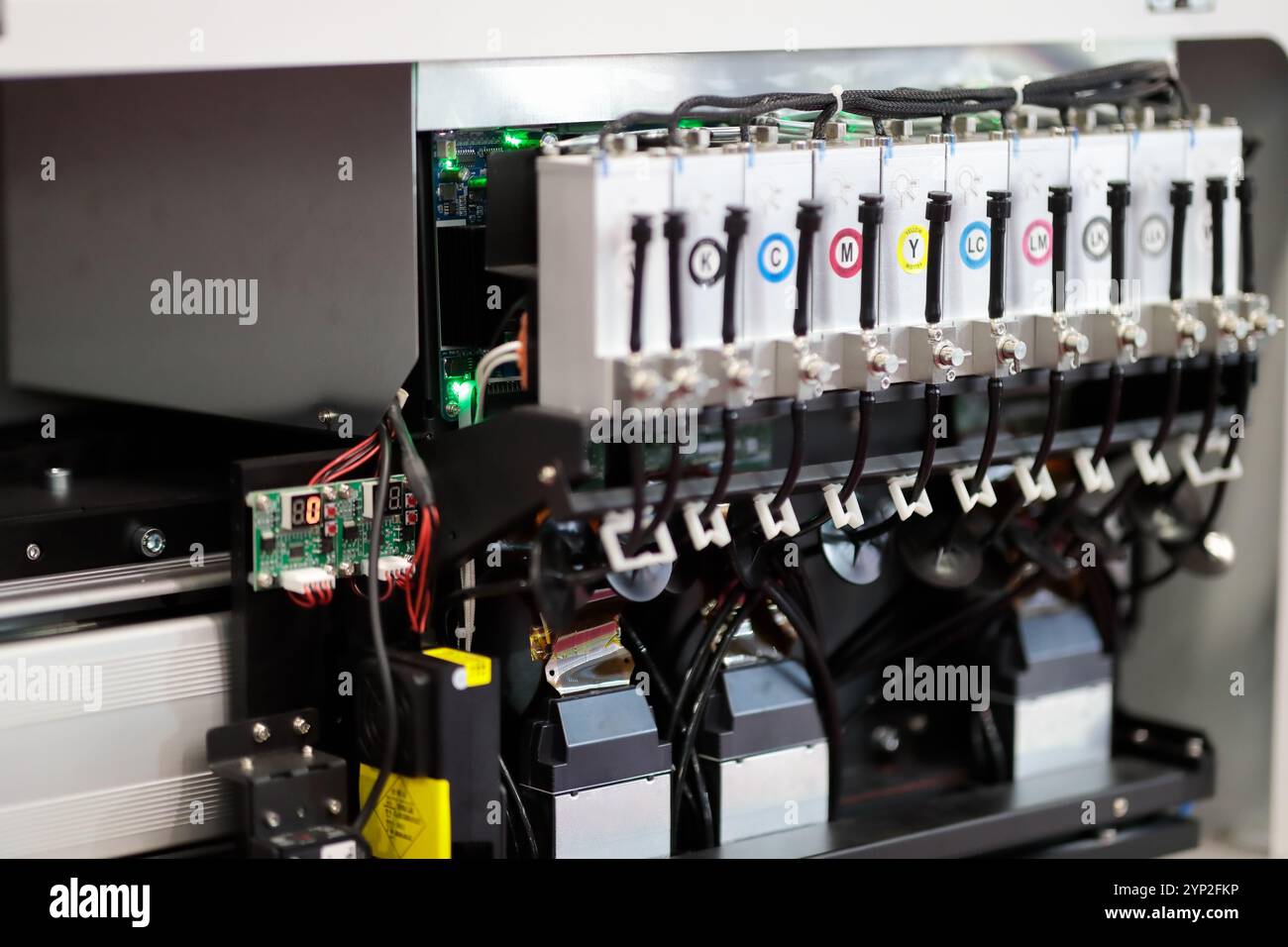 Printhead and ink supply system of large format roll to roll inkjet ...