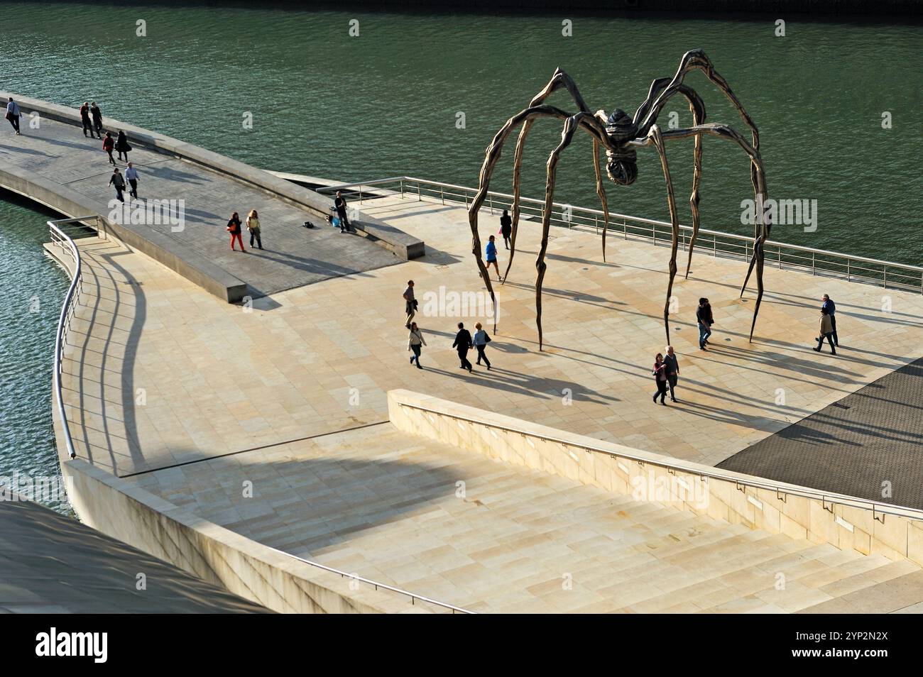 The spider sculpture maman by louise bourgeois guggenheim museum bilbao ...
