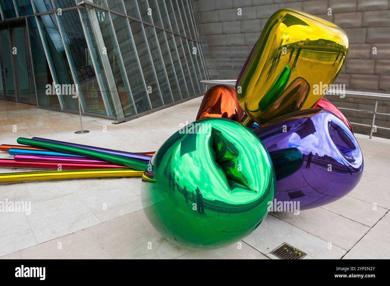 Tulips by artist Jeff Koons at the Guggenheim Museum designed by ...