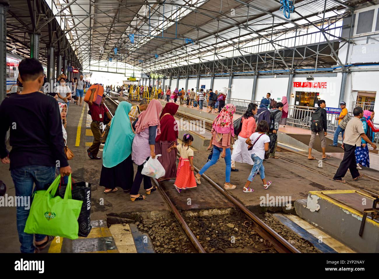 Crowded urban area southeast asia hi-res stock photography and images ...