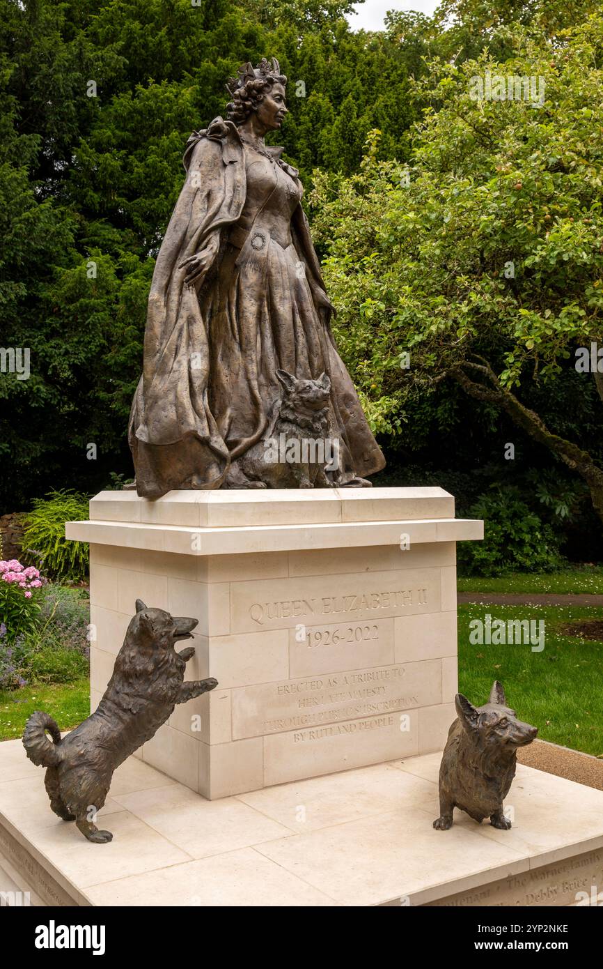 UK, England, Rutland, Oakham, Stamford Road, Bronze statue of Queen ...