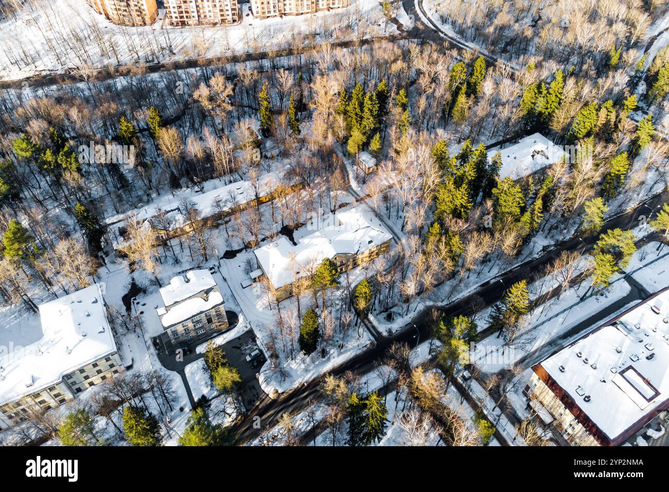 Snow on top roofs buildings hi-res stock photography and images - Alamy