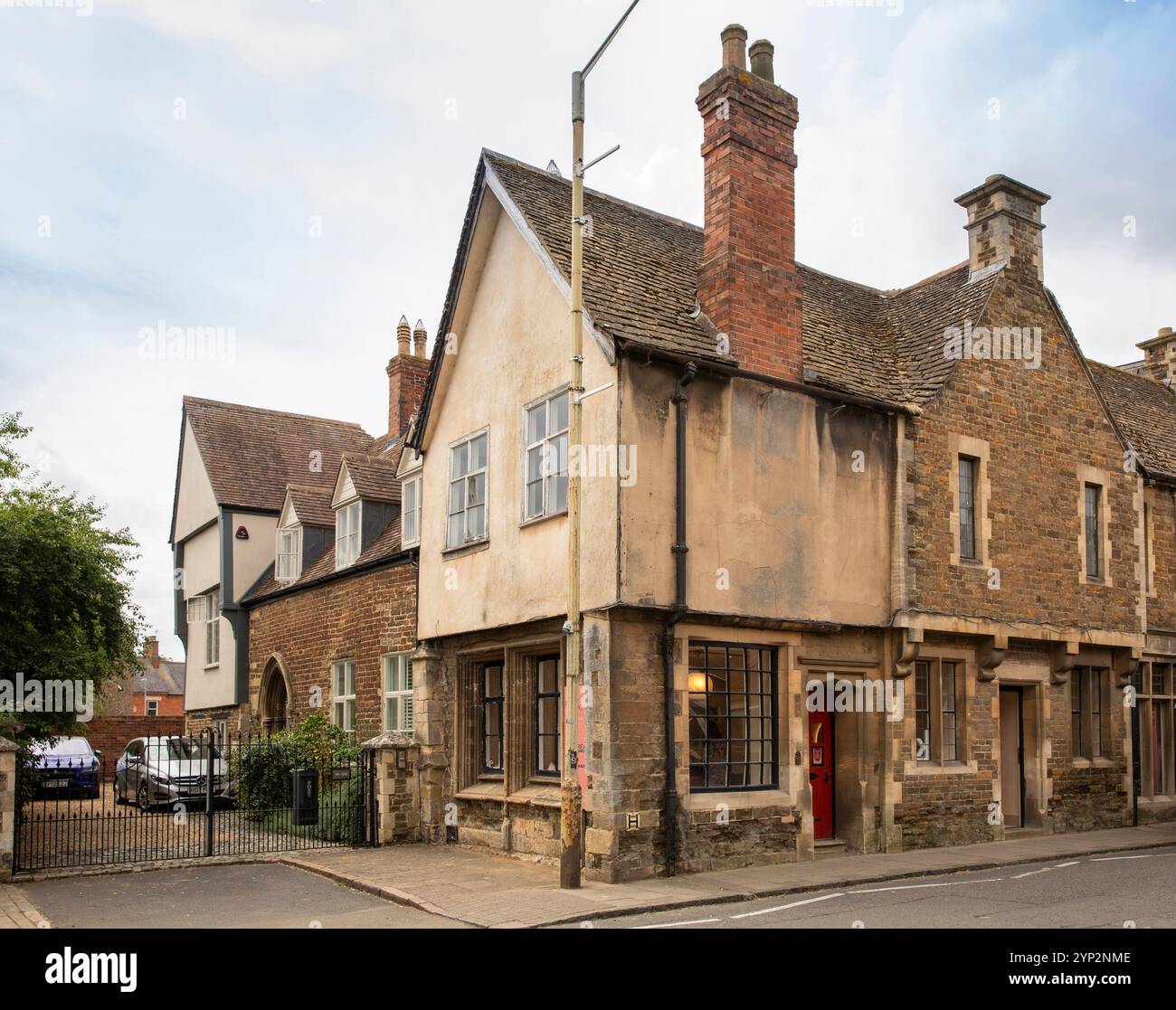 UK, England, Rutland, Oakham, High Street, 14th century Flores House ...