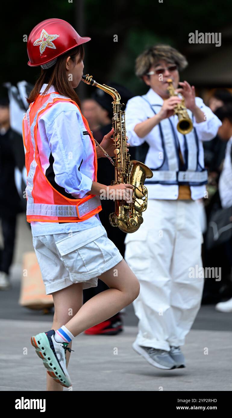 Artistes performance Ueno Park Tokyo Japan Stock Photo - Alamy
