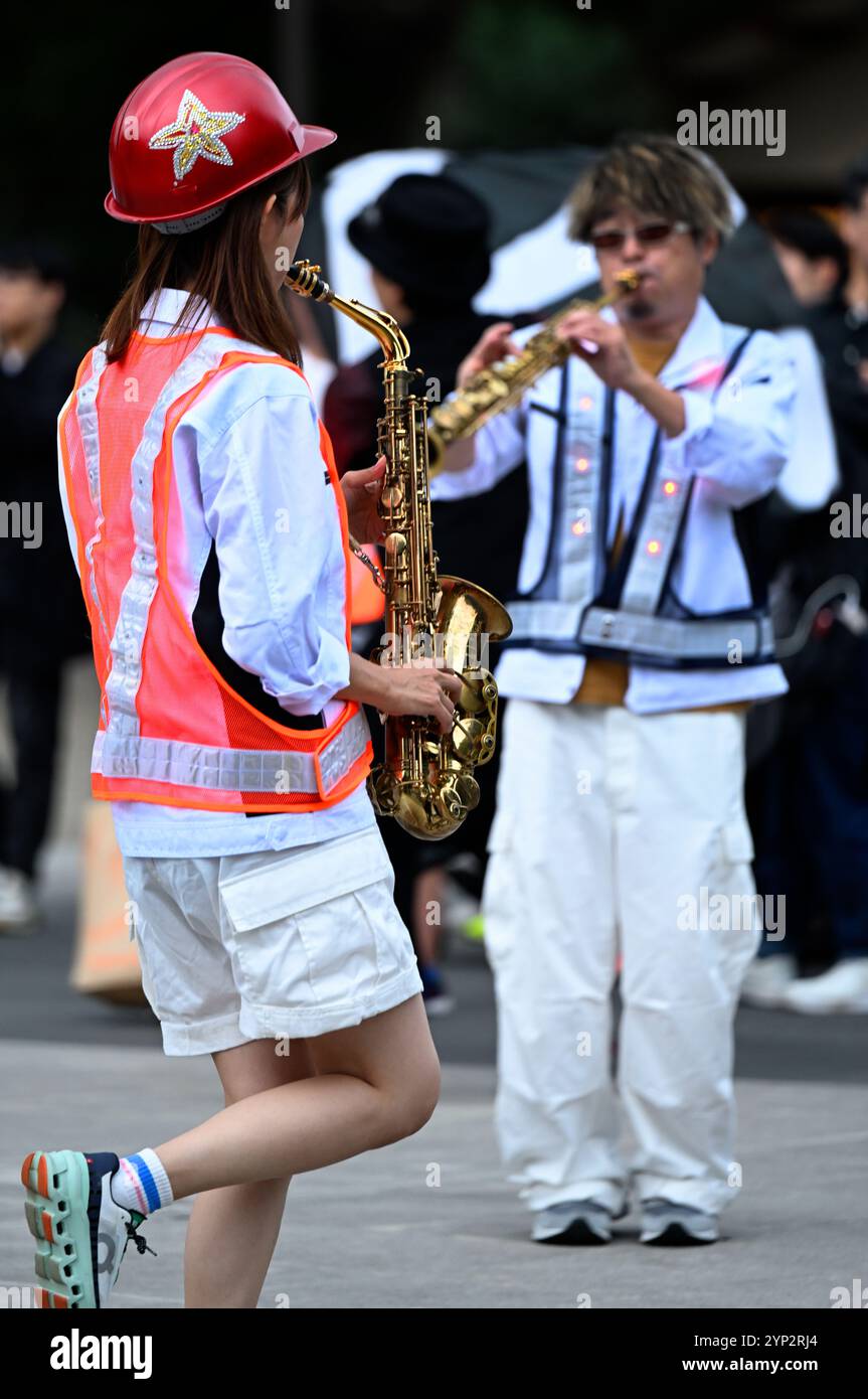 Artistes performance Ueno Park Tokyo Japan Stock Photo - Alamy