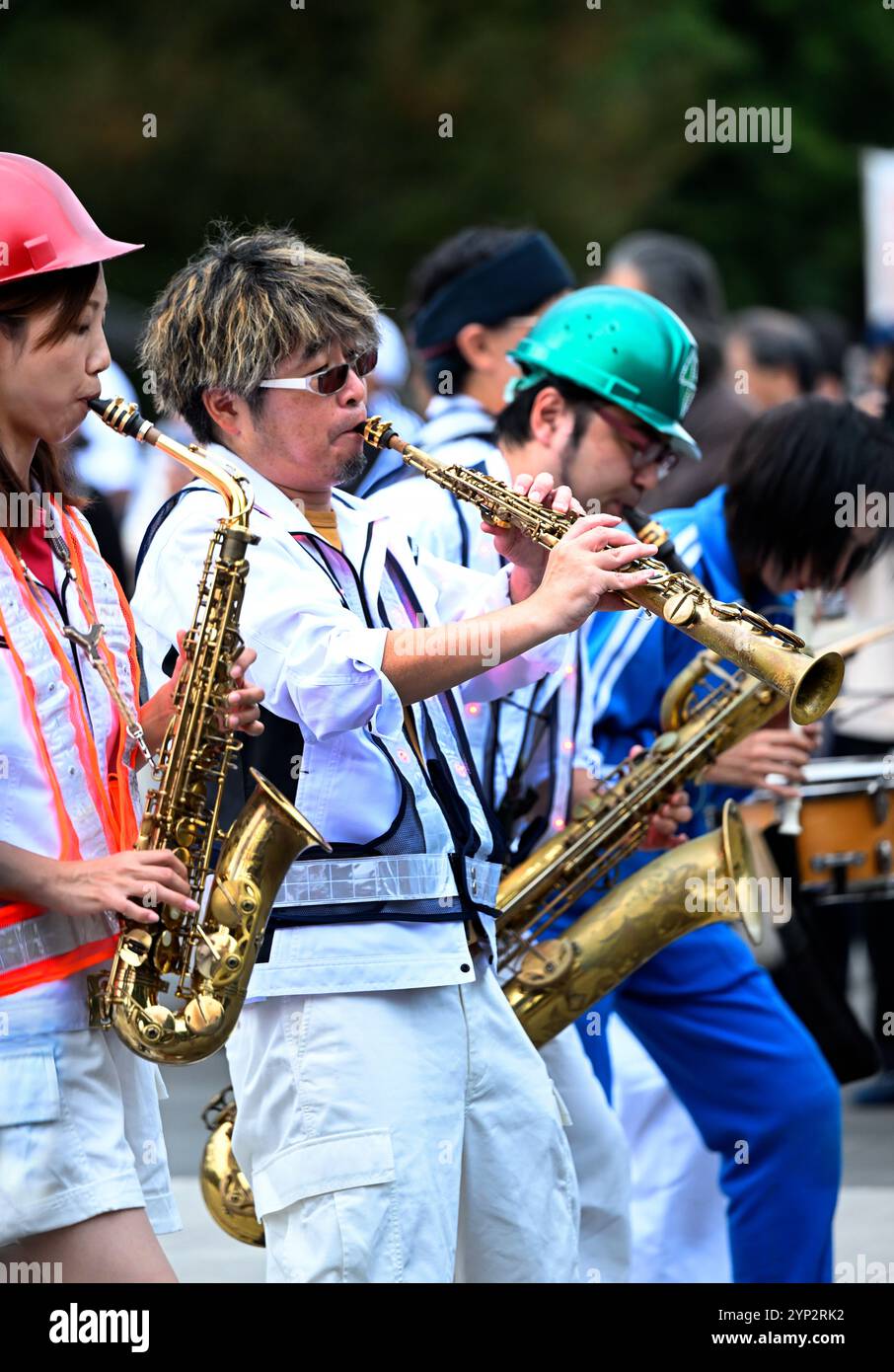 Artistes performance Ueno Park Tokyo Japan Stock Photo - Alamy
