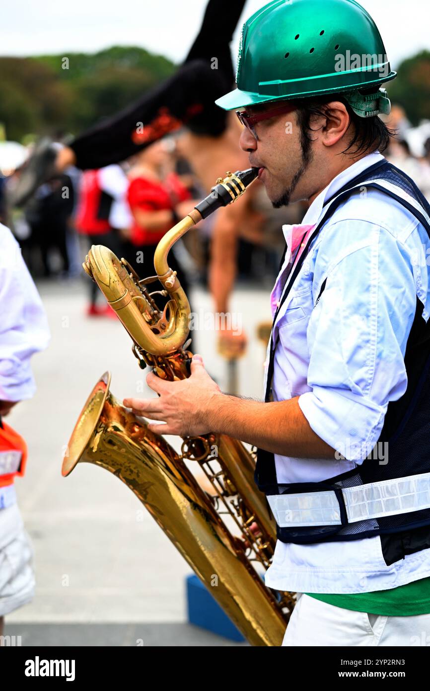 Artistes performance Ueno Park Tokyo Japan Stock Photo - Alamy